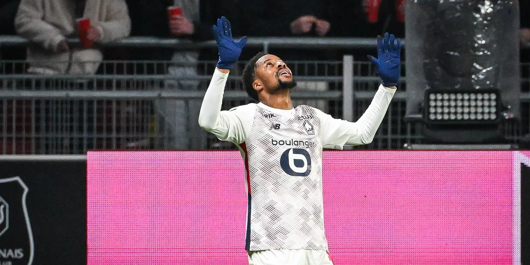 Ajax beleeft bizarre dagen met Akpom
