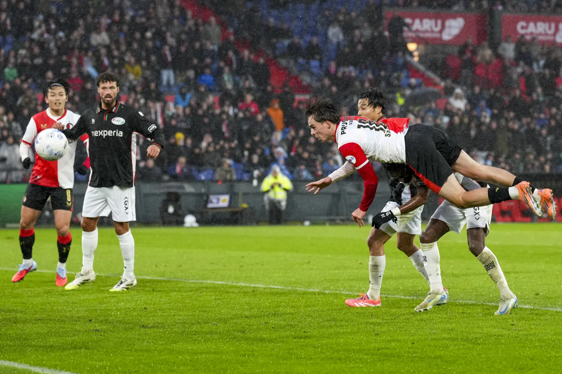 Feyenoord ziet PSV verder uitlopen door nederlaag in spektakelstuk ...