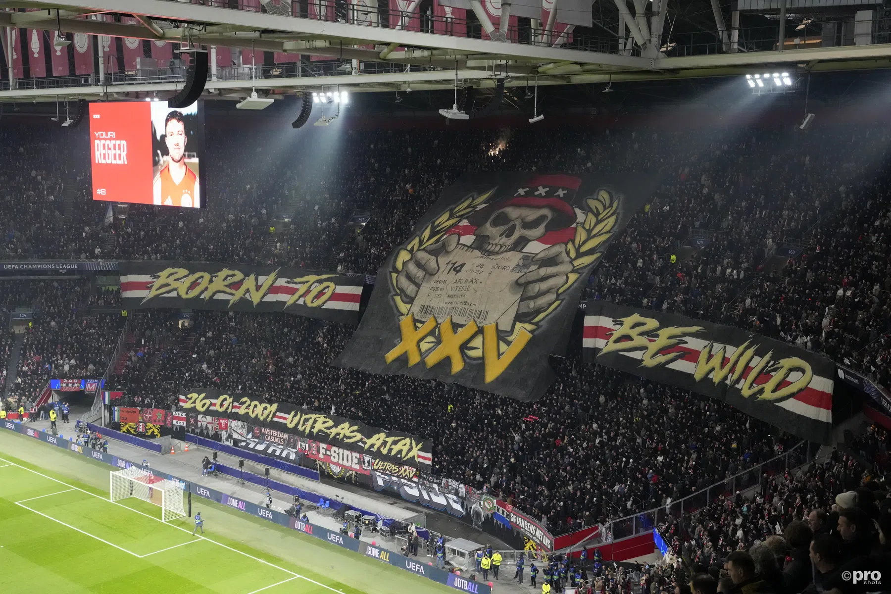 Ajax-fans maken indruk met spandoek tijdens Champions League tegen ...