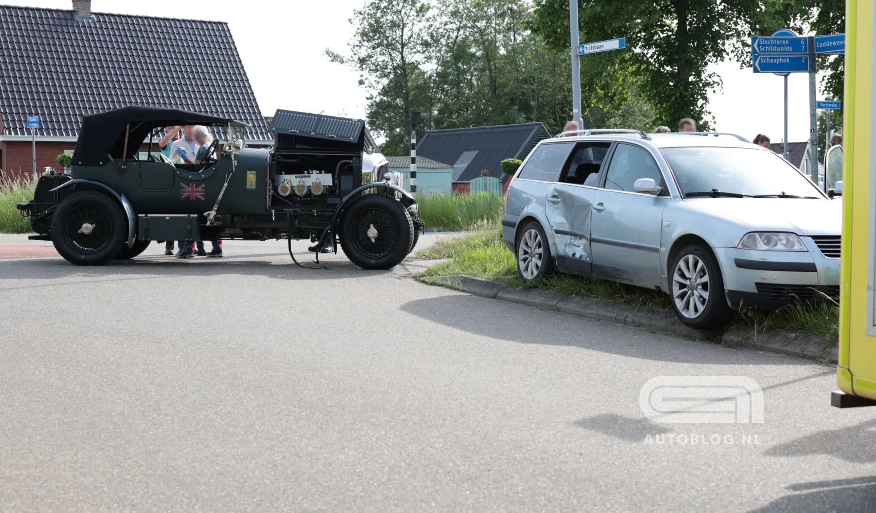 Au: miljoenen kostende Bentley toucheert Passat in Groningen