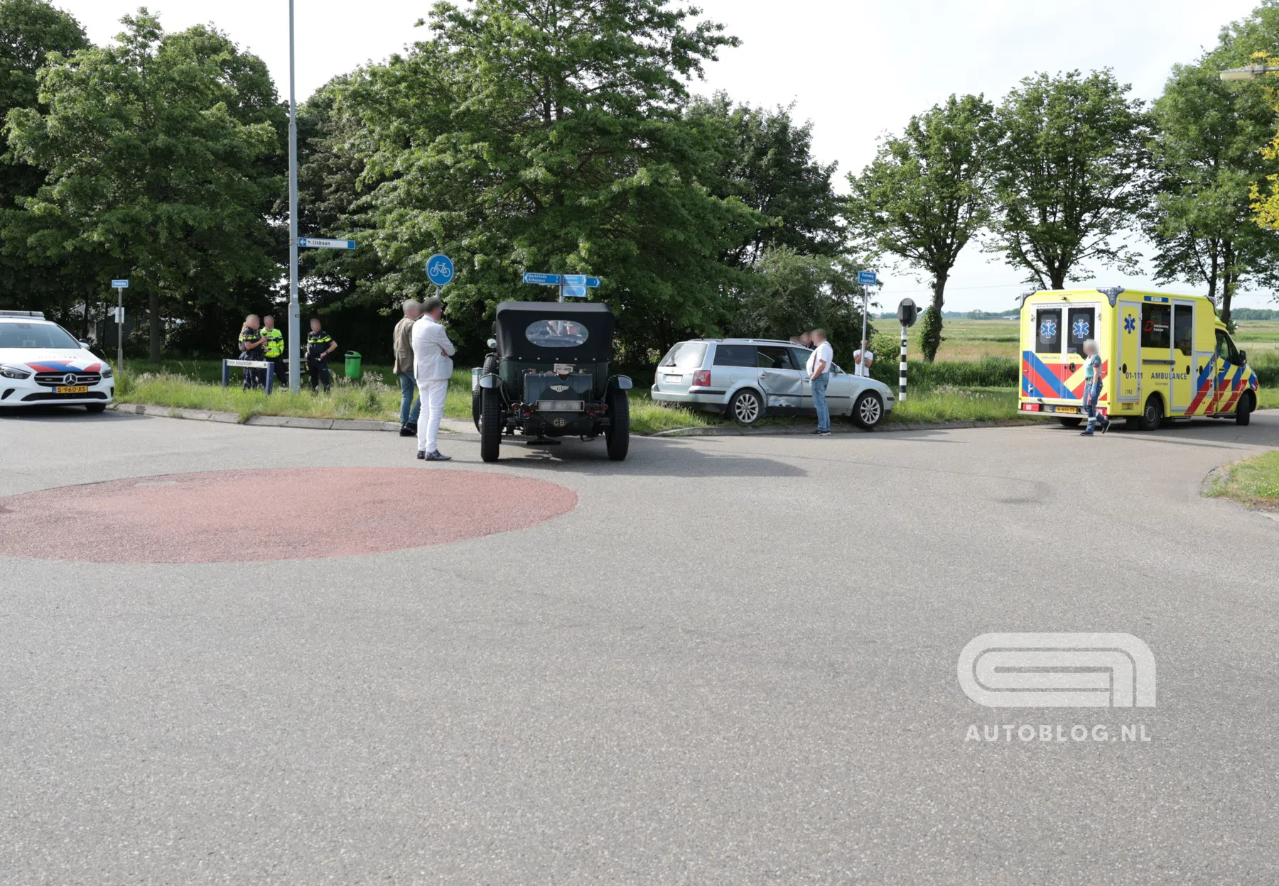 Au: miljoenen kostende Bentley toucheert Passat in Groningen