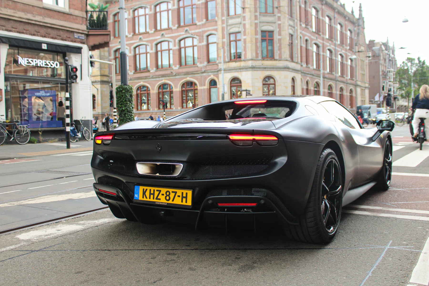De nieuwe Ferrari van de rapper Lil Kleine!