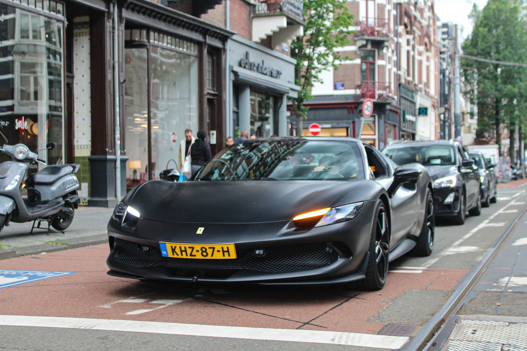 De nieuwe Ferrari van de rapper Lil Kleine!