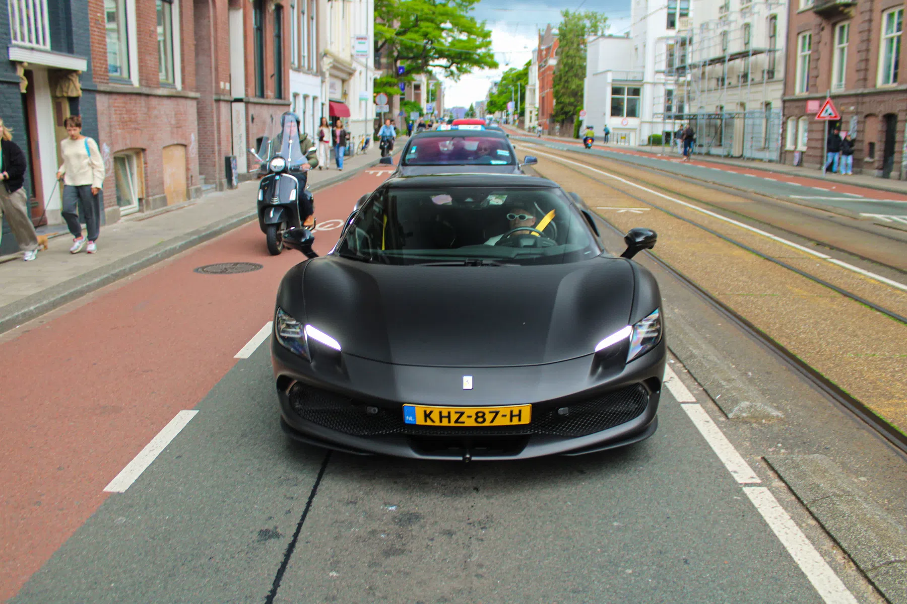 De nieuwe Ferrari van de rapper Lil Kleine!