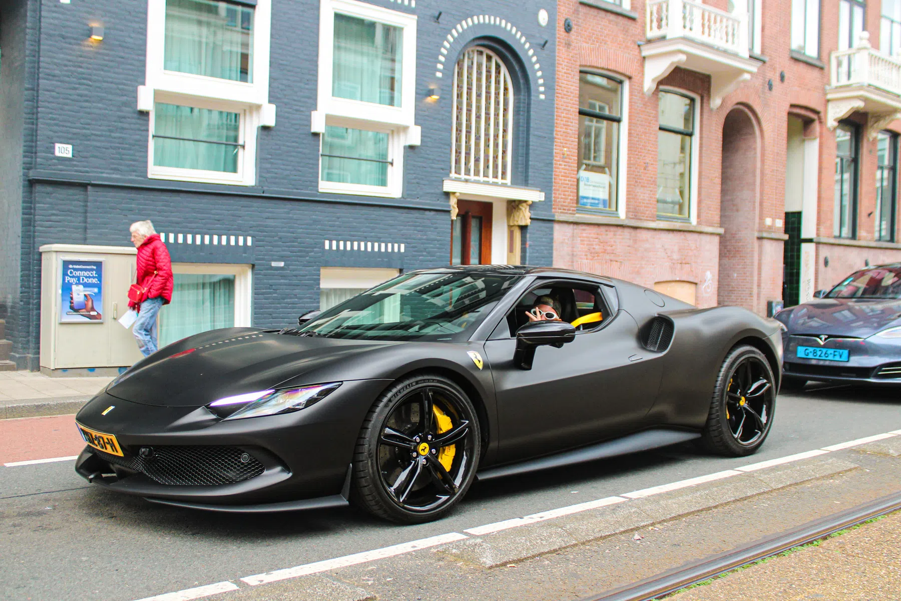 De nieuwe Ferrari van de rapper Lil Kleine!