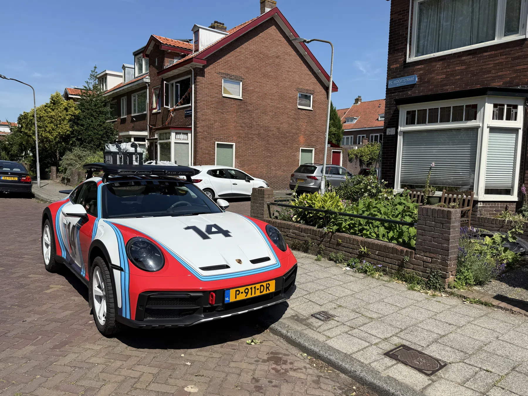 911 Dakar met vanity plate P-911-DR!