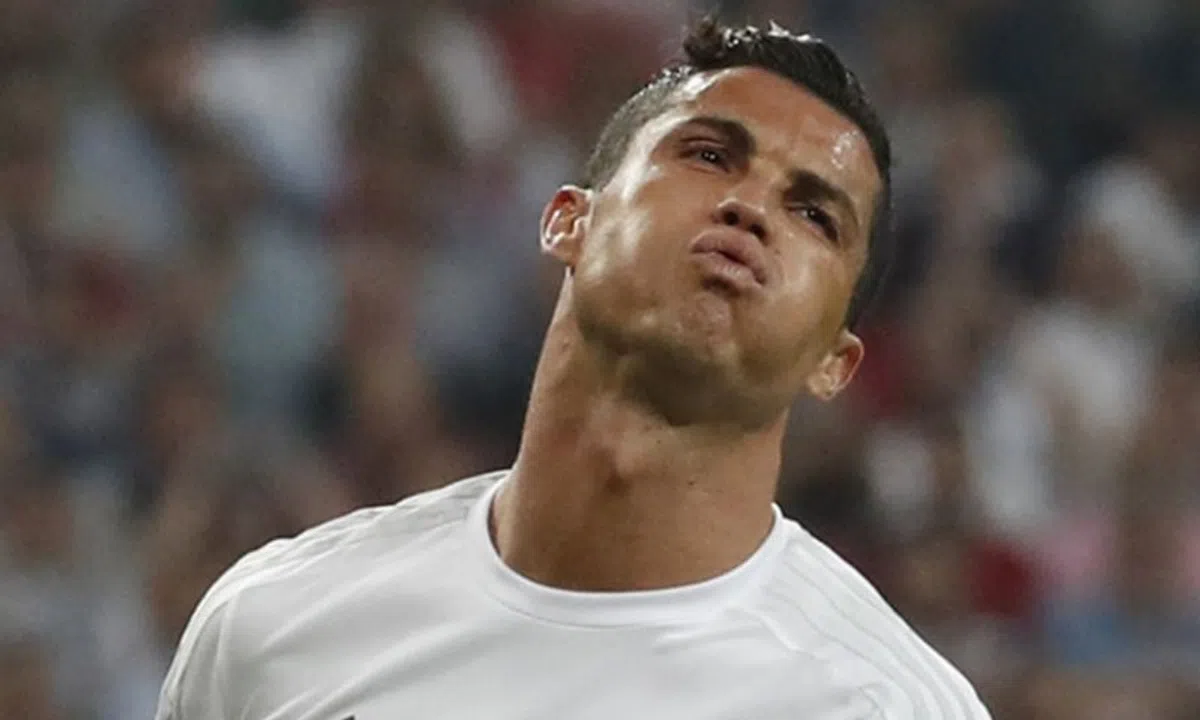 Vreselijk standbeeld van Ronaldo gaat viral: 'Lijkt op zo'n Snapchat ...
