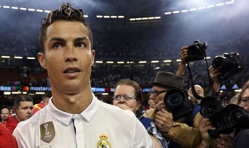 Ronaldo onthult nieuw kapsel, fans worden gek: 'Hij lijkt op Barack Obama'