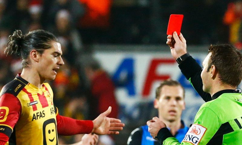 Wesley ontsnapt aan blessure na schandalige overtreding: 'Beenhouwerij ...