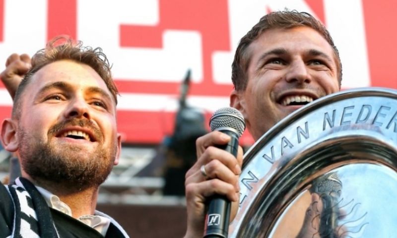 Lachende Zoet reageert op 'mongolen'-opmerking Derksen: "Proost, Johan!"