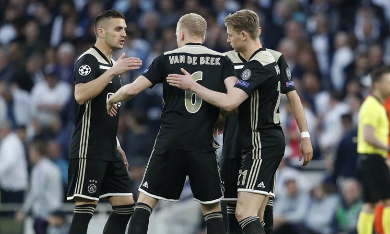 Engelse kranten prijzen Ajax: 'De Ligt wordt een van 's werelds beste ...