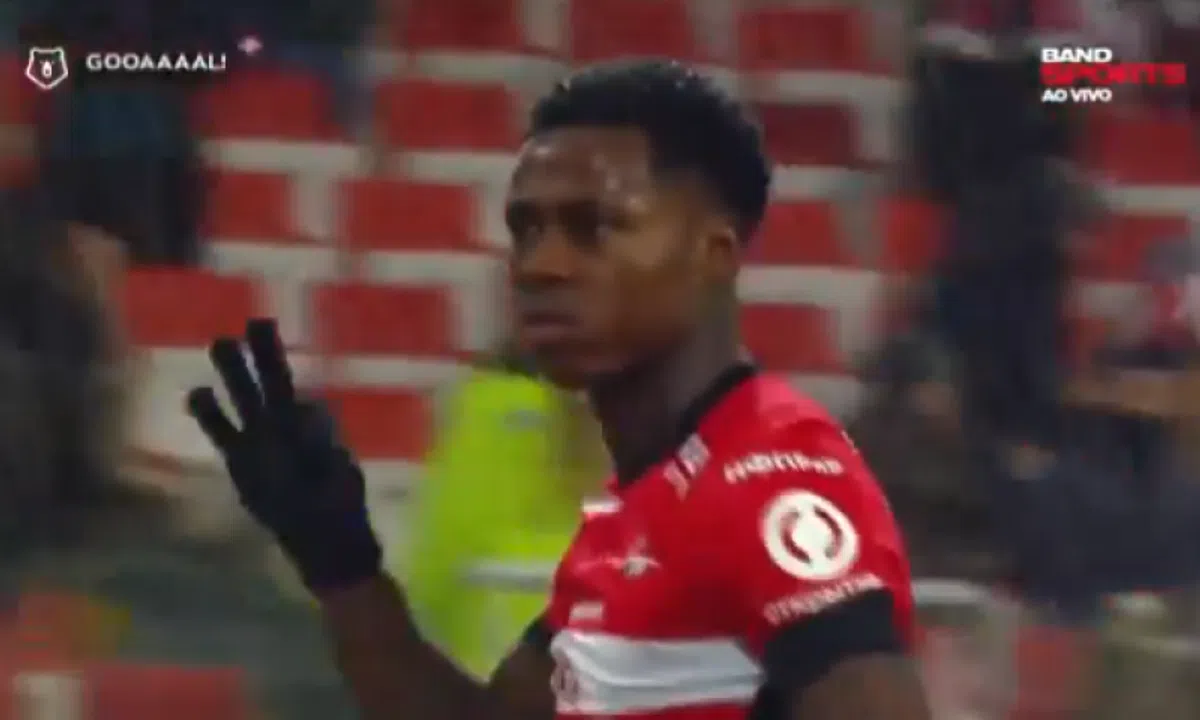 Promes maakt schitterende goal voor Spartak Moskou en juicht zéér ...