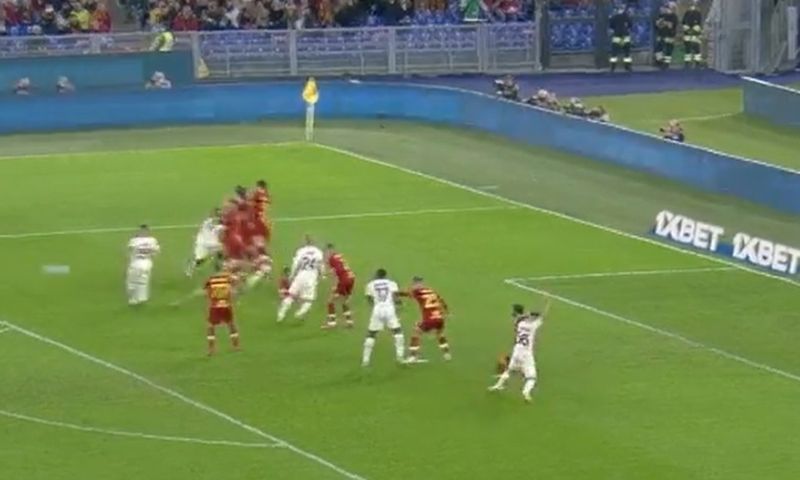 Fenomeen: 40-jarige (!) Ibrahimovic schiet vrije trap door het net heen ...