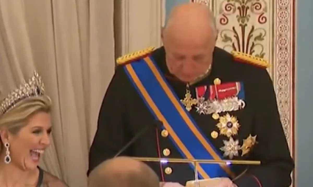 Noorse koning krijgt Máxima aan het lachen met woordgrap over Haaland