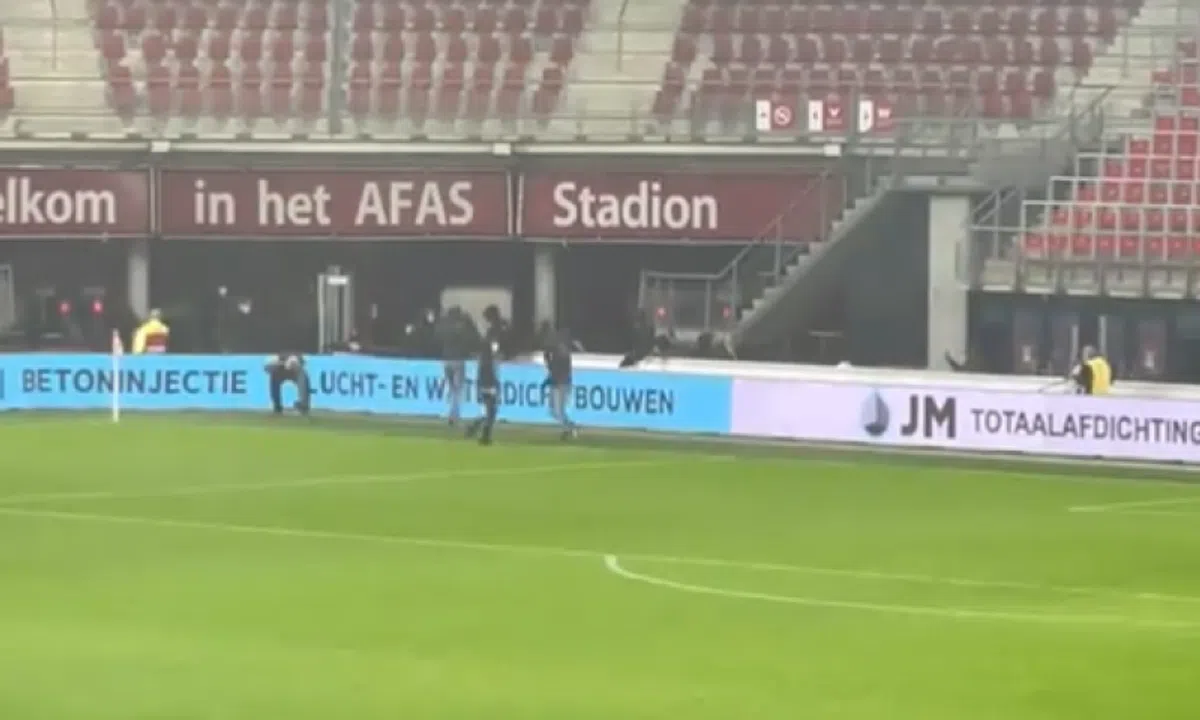 AZ-fans dringen stadion binnen: duel met NEC korte tijd stilgelegd