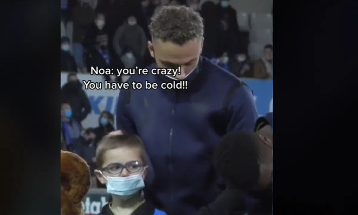 Mooie beelden: Lang ziet kleine mascotte rillen en probeert hem op te ...