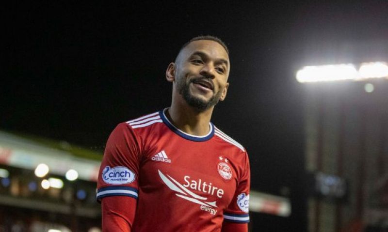 Ojo (ex-Beerschot en Antwerp) raakt slaags met fan, politie begint ...