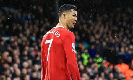 Ronaldo kijkt met verdriet naar Manchester United