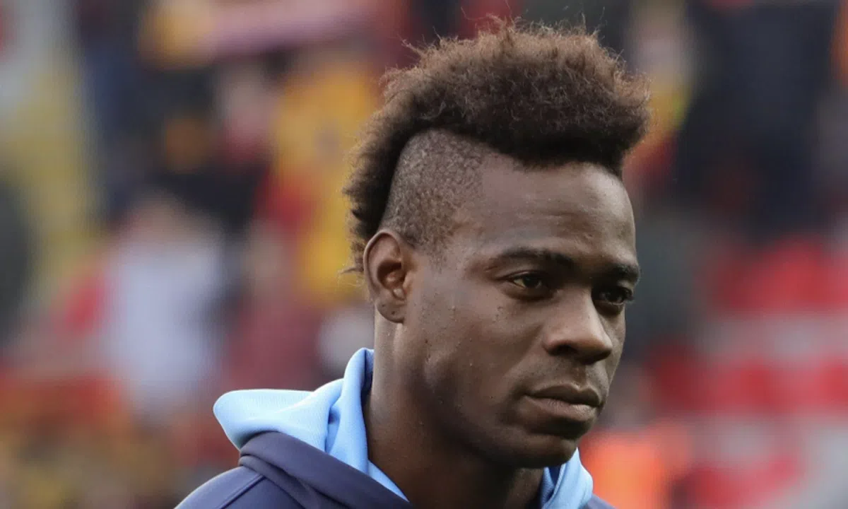 Balotelli laat vier tattoos zetten op wel heel bijzondere plaats