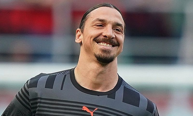 'Ibrahimovic slaat kort voor titelclash AC Milan raam in spelersbus aan ...