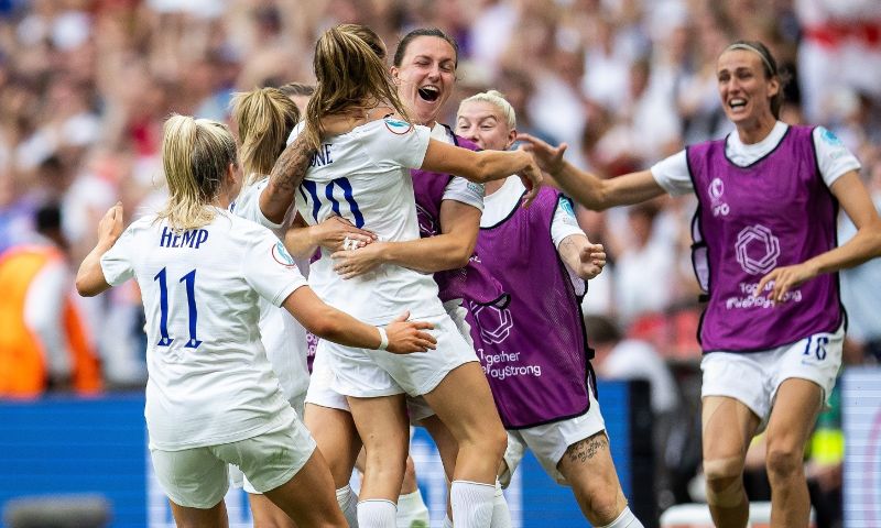Engeland wint EK na een zenuwslopende finale op Wembley