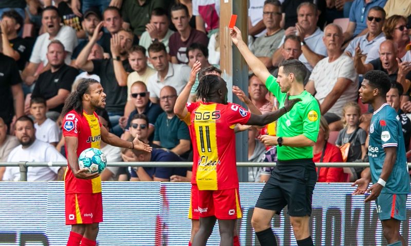 Fernandes (Go Ahead) betuigt spijt van rode kaart: 'Gewoon dom, liet me ...