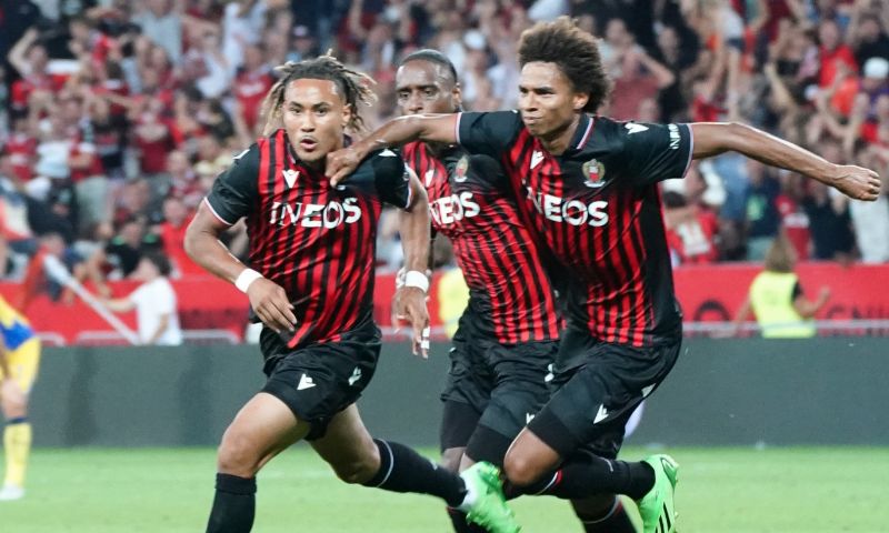 Update: 'Overmars en Van Bommel zijn PSV te snel af, Stengs onderweg ...