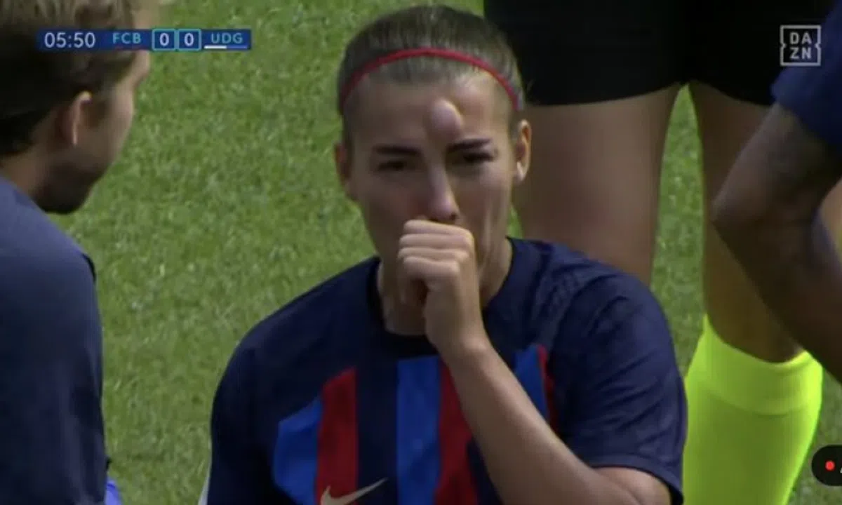 Dat is even schrikken: grote bult op voorhoofd van speelster FC Barcelona
