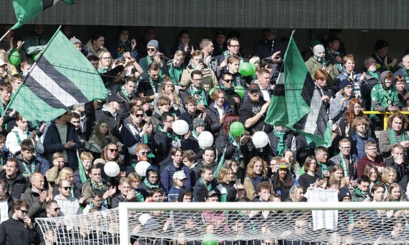 Cercle zamelt mooie som in voor goede doel, shirt Amy Sonck het op één ...