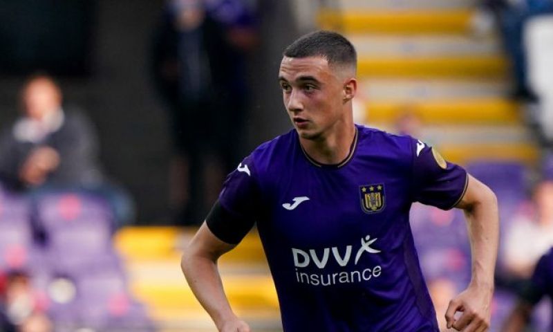 Na debuut bij Rode Duivels: 'Liverpool en Dortmund volgen Debast ...
