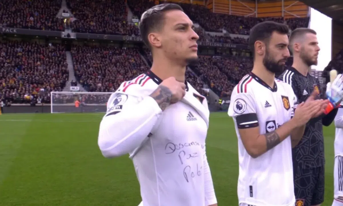 Prachtig Pelé-eerbetoon bij Wolves-United, Antony toont shirt met mooie boodschap