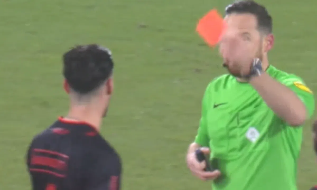 Terechte rode kaart? NEC met tien man tegen Feyenoord na ingrijpen VAR