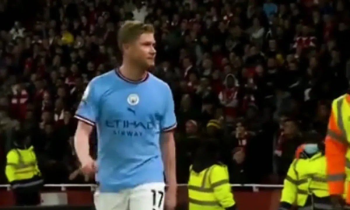 Triestig tafereel: De Bruyne moet bier van boze Arsenal supporters ...