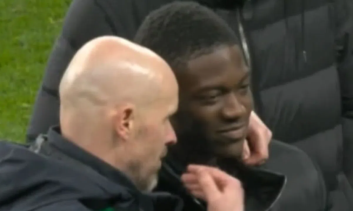 Prachtige beelden: Ten Hag neemt talent Mainoo (17) apart na League Cup ...