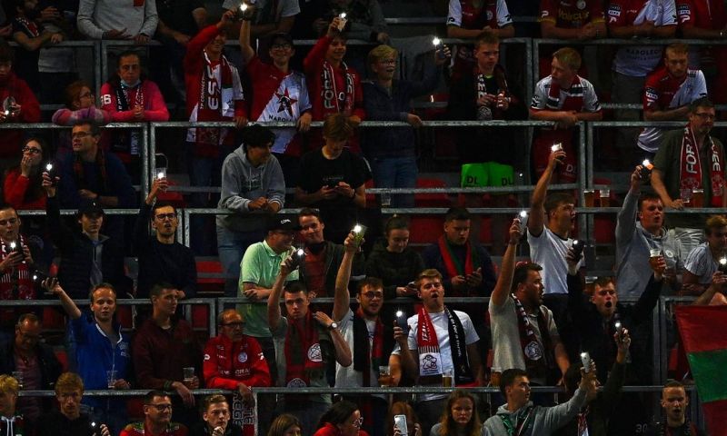 Zulte Waregem in rouw, vrouwelijk fan overleeft val in de Elindus Arena ...