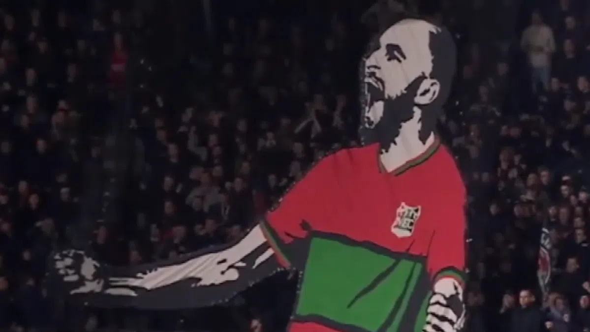 Indrukwekkend: spelers en publiek eren Bas Dost bij NEC-Roda JC