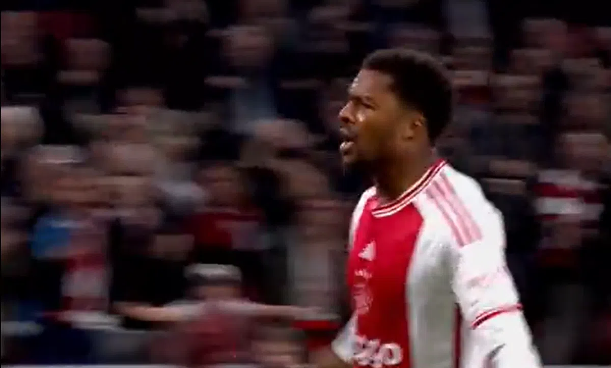 GOAL: Akpom (ex-STVV) met zijn eerste treffer, Ajax geeft rode lantaarn ...