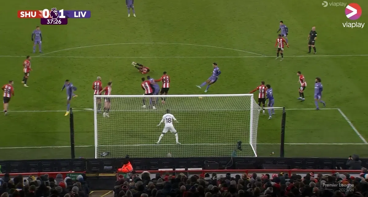 We watch him defend and we watch him score: Van Dijk breekt ban voor ...