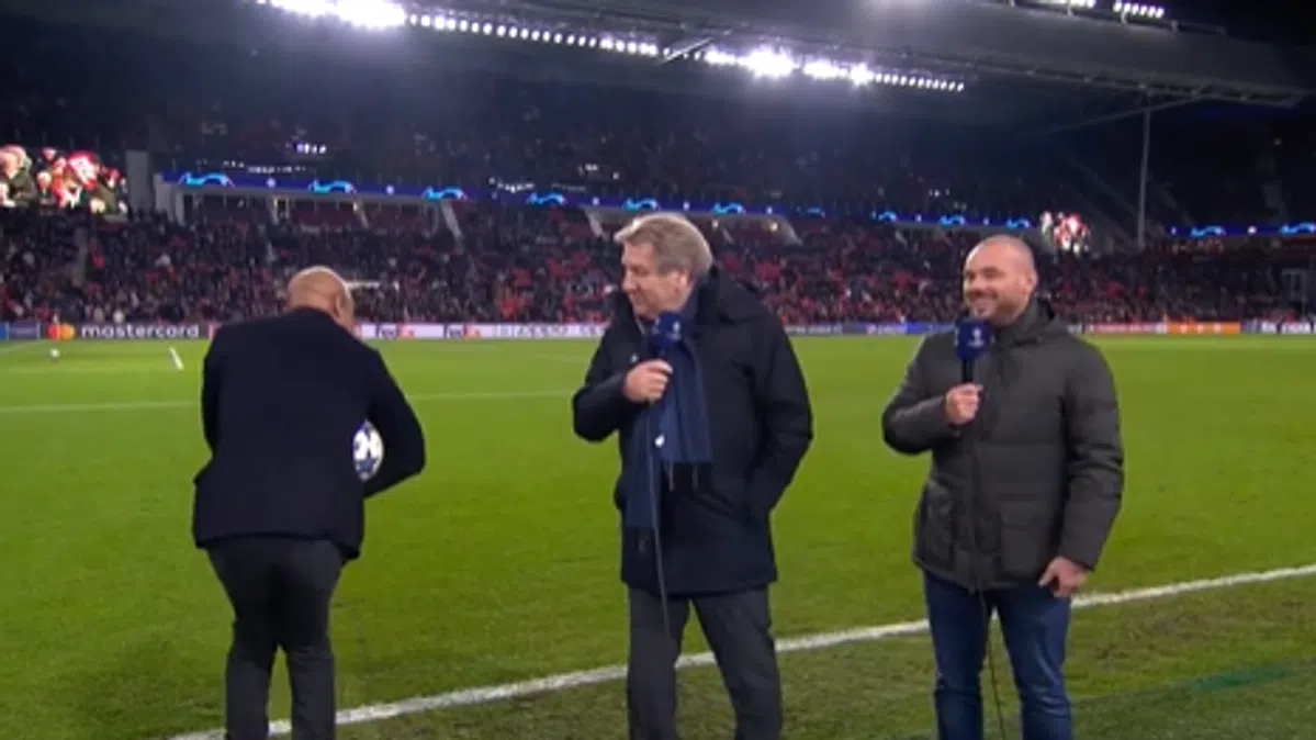 Sneijder vol ongeloof: 'Penalty voor PSV'