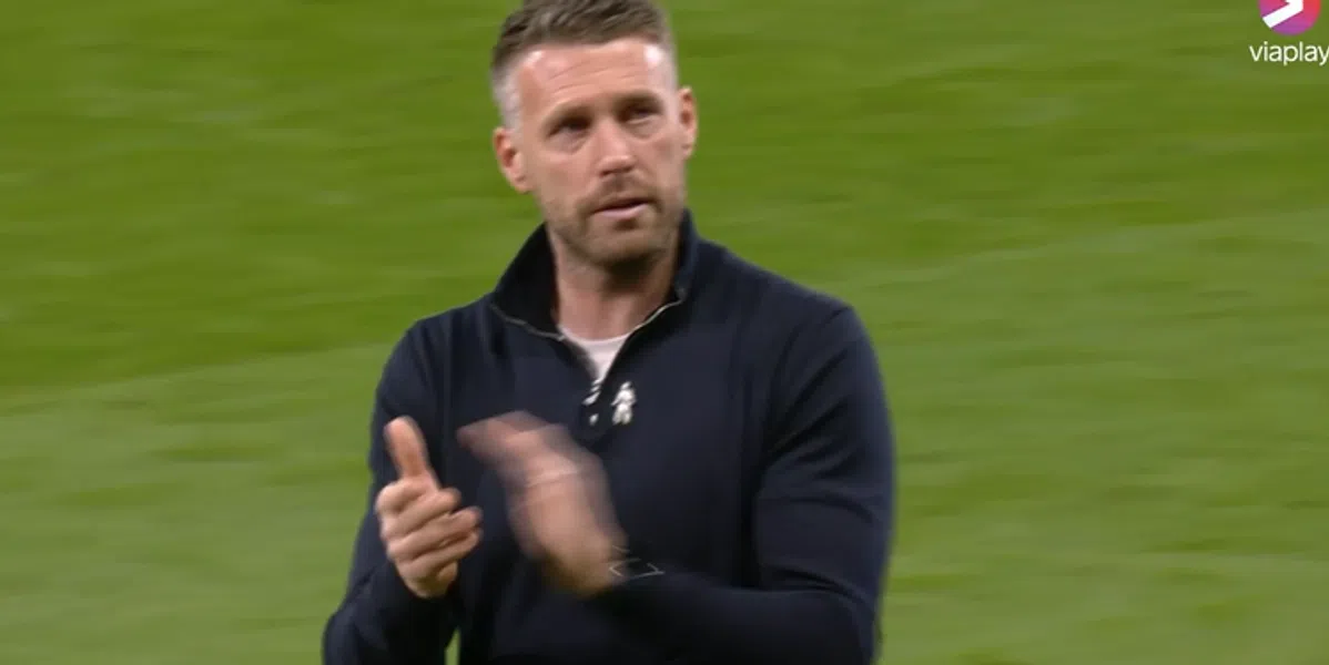 Hier word je stil van: Luton-manager maakt emotionele ronde langs fans