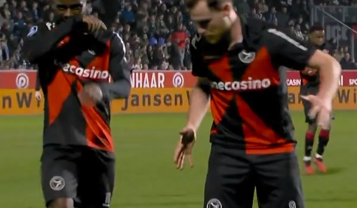 Almere-spits Robinet kopieert robotdans van Crouch na wereldgoal tegen PEC
