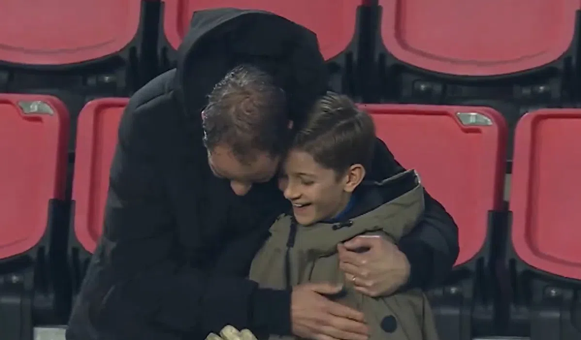 Heracles-keeper niet egoïstisch na wereldpartij en geeft cadeau aan sprakeloze fan