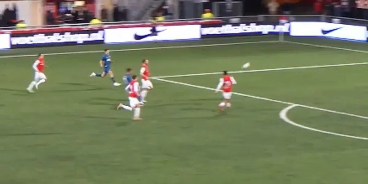 Zoveel gevoel: Simons (Jong PSV) stift de bal van 25 meter over MVV-doelman