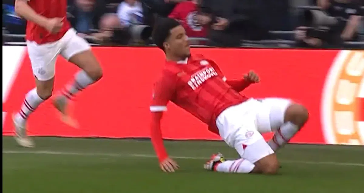 Tillman tikt Hancko prachtig door de benen en zorgt voor snelle treffer ...