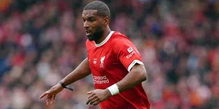 Babel pakt hoofdrol tijdens Legends-duel van Liverpool en eert Jota