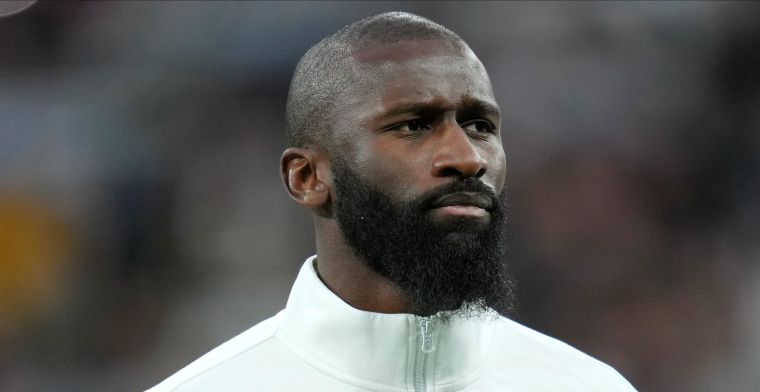 Van der Vaart over 'idioot': 'Hij sloeg mij toen ook uit het niets...'