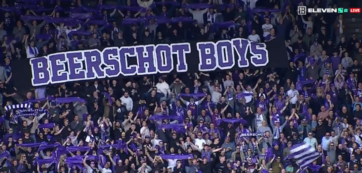 Nieuwe kampioen Beerschot ontvangen met erehaag en feestende uitsupporters