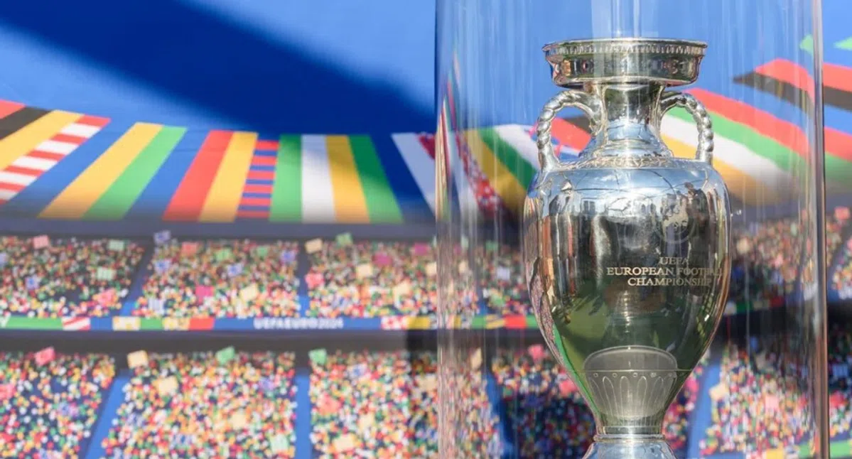 De openingsceremonie op het EK: Eerbetoon aan 'Der Kaiser' gevolgd door ...