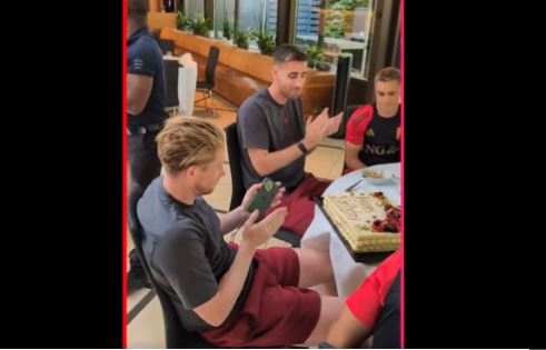 Feest bij de Rode Duivels, applaus en taart voor jarige Kevin De Bruyne