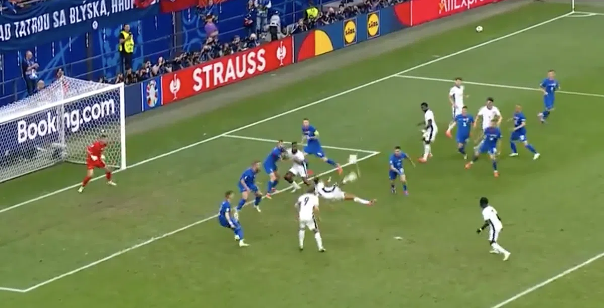 GOAL: Bellingham zorgt op wonderlijke manier dat Engeland nog leeft